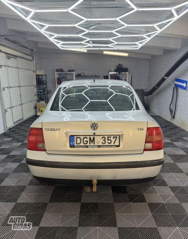 Pelēks Volkswagen Passat 1998 Viļņa, ar dzinēja tilpumu 1.90 L un nobraukumu 370 tūkst. km par 1450 €, foto 9 vietnē AUTOMOTO.COM.LV