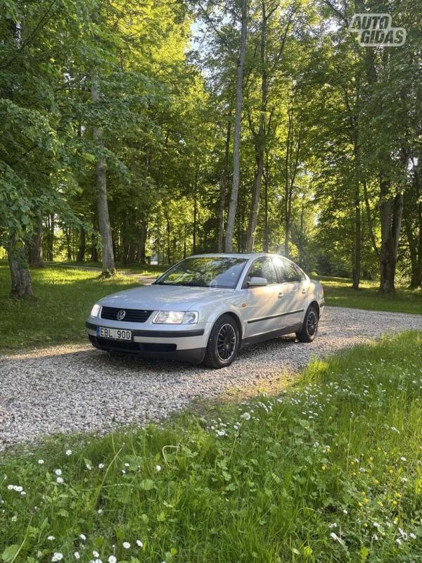 Pelēks Volkswagen Passat 1998 Viļņa, ar dzinēja tilpumu 1.80 L un nobraukumu 320 tūkst. km par 999 €, foto 1 vietnē AUTOMOTO.COM.LV