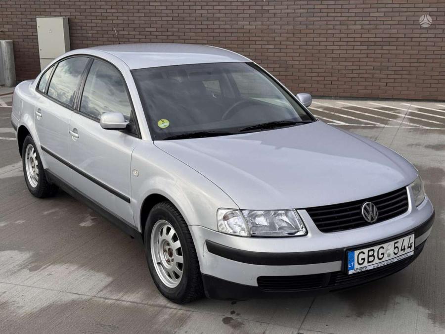 Pelēks Volkswagen Passat 1999 Viļņa, ar dzinēja tilpumu 1.90 L un nobraukumu 300 tūkst. km par 1400 €, foto 1 vietnē AUTOMOTO.COM.LV