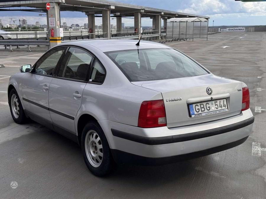 Pelēks Volkswagen Passat 1999 Viļņa, ar dzinēja tilpumu 1.90 L un nobraukumu 300 tūkst. km par 1400 €, foto 4 vietnē AUTOMOTO.COM.LV