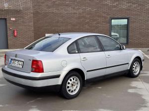 Pelēks Volkswagen Passat 1999 Viļņa, ar dzinēja tilpumu 1.90 L un nobraukumu 300 tūkst. km par 1400 €, foto 5 vietnē AUTOMOTO.COM.LV