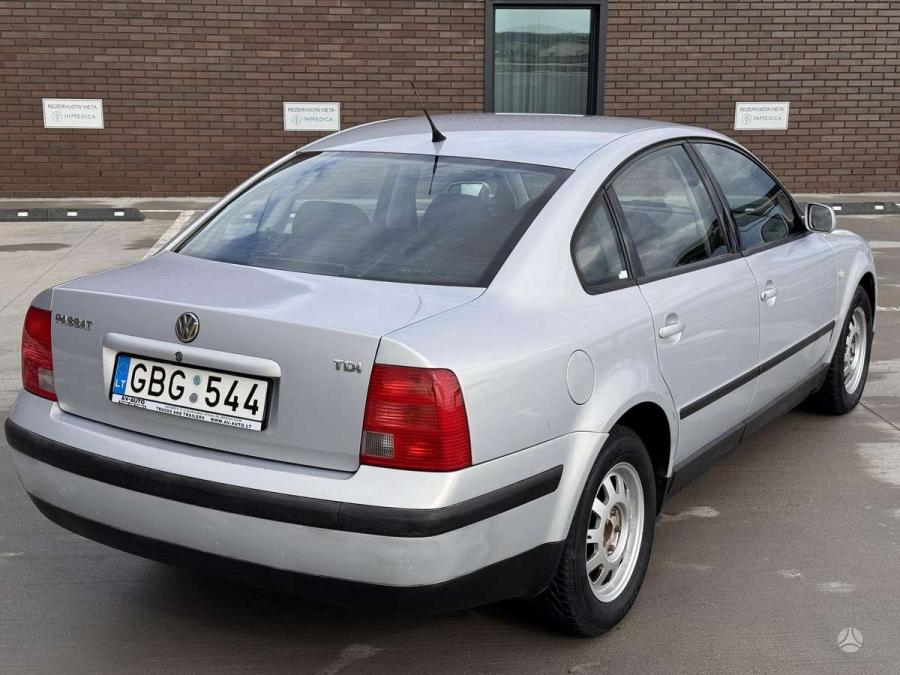 Pelēks Volkswagen Passat 1999 Viļņa, ar dzinēja tilpumu 1.90 L un nobraukumu 300 tūkst. km par 1400 €, foto 6 vietnē AUTOMOTO.COM.LV