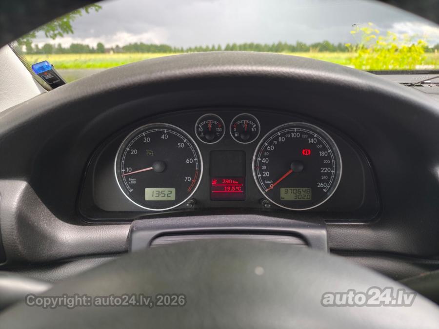 Pelēks Volkswagen Passat 2001 Tallina, ar dzinēja tilpumu 1.80 L un nobraukumu 370 tūkst. km par 1600 €, foto 12 vietnē AUTOMOTO.COM.LV