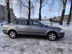 Grey Volkswagen Passat 2002 in Silute, with an engine capacity of 1.90 L and mileage of 390 thousand km for 1250 €, photo 4 on AUTOMOTO.COM.LV