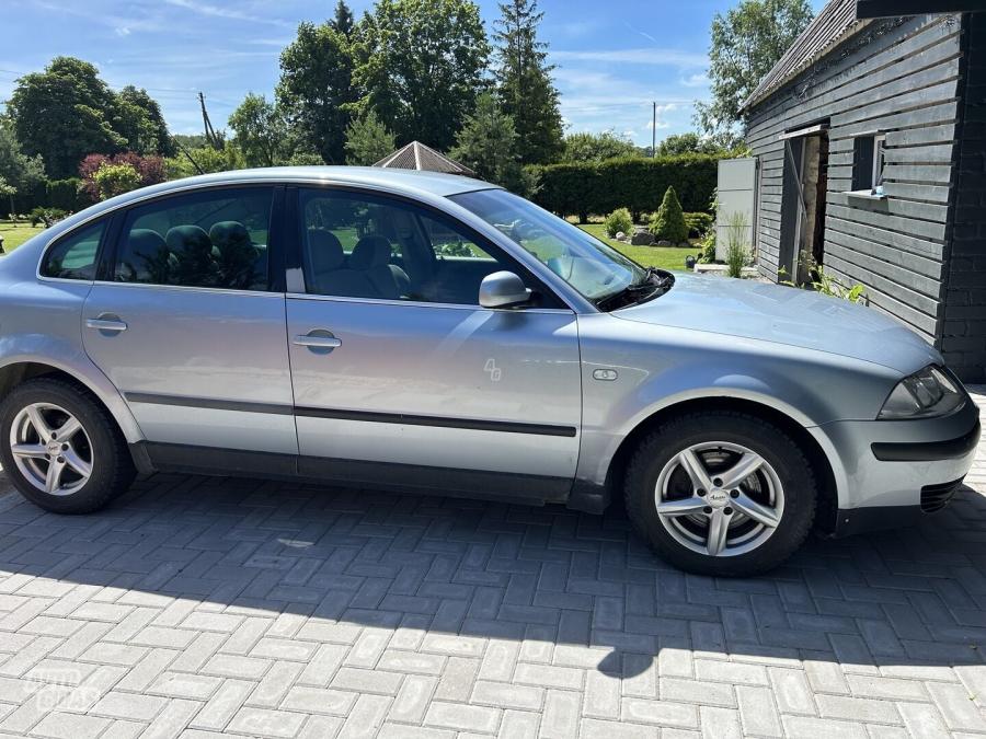 Grey Volkswagen Passat 2003 in Marijampole, with an engine capacity of 1.60 L and mileage of 246 thousand km for 900 €, photo 1 on AUTOMOTO.COM.LV
