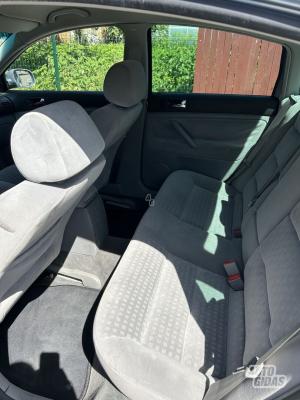 Grey Volkswagen Passat 2003 in Marijampole, with an engine capacity of 1.60 L and mileage of 246 thousand km for 900 €, photo 9 on AUTOMOTO.COM.LV