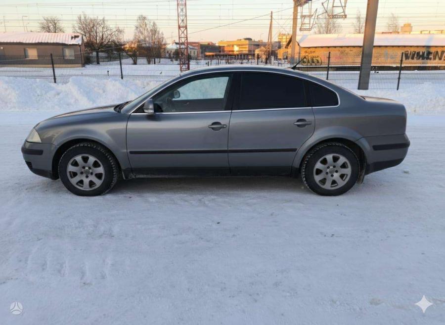 Grey Volkswagen Passat 2004 in Siauliai, with an engine capacity of 1.90 L and mileage of 334 thousand km for 1290 €, photo 8 on AUTOMOTO.COM.LV