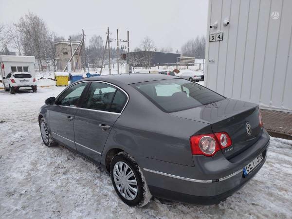 Grey Volkswagen Passat 2005 in Anyksciai, with an engine capacity of 1.90 L and mileage of 363 thousand km for 1490 €, photo 2 on AUTOMOTO.COM.LV