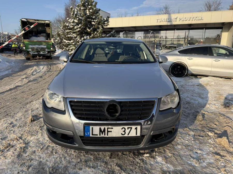 Pelēks Volkswagen Passat 2005 Viļņa, ar dzinēja tilpumu 1.60 L un nobraukumu 184 tūkst. km par 650 €, foto 2 vietnē AUTOMOTO.COM.LV