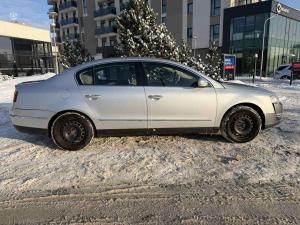 Pelēks Volkswagen Passat 2005 Viļņa, ar dzinēja tilpumu 1.60 L un nobraukumu 184 tūkst. km par 650 €, foto 4 vietnē AUTOMOTO.COM.LV