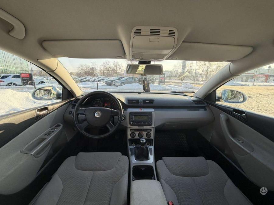 Pelēks Volkswagen Passat 2005 Viļņa, ar dzinēja tilpumu 1.60 L un nobraukumu 184 tūkst. km par 650 €, foto 9 vietnē AUTOMOTO.COM.LV