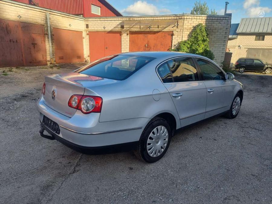 Grey Volkswagen Passat 2006 in Alytus, with an engine capacity of 1.97 L and mileage of 270 thousand km for 2190 €, photo 6 on AUTOMOTO.COM.LV