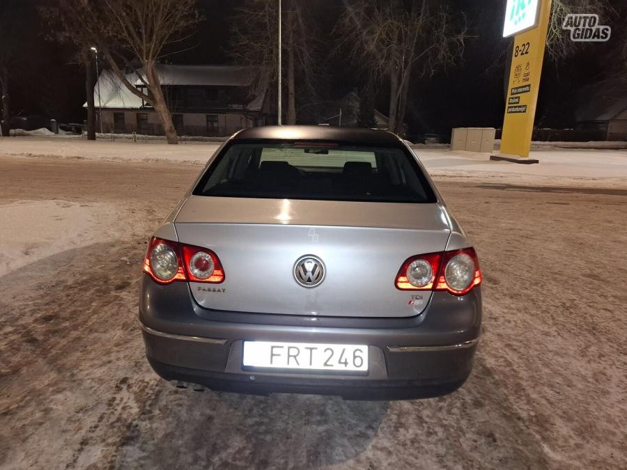 Grey Volkswagen Passat 2006 in Ukmerge, with an engine capacity of 1.90 L and mileage of 379 thousand km for 950 €, photo 6 on AUTOMOTO.COM.LV