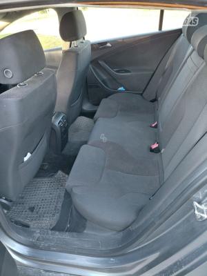 Grey Volkswagen Passat 2006 in Pakruojis, with an engine capacity of 1.90 L and mileage of 369 thousand km for 1750 €, photo 7 on AUTOMOTO.COM.LV