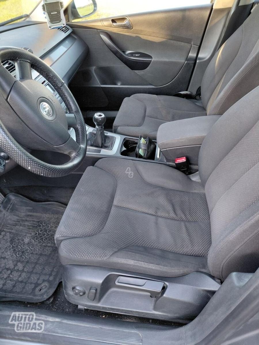 Grey Volkswagen Passat 2006 in Pakruojis, with an engine capacity of 1.90 L and mileage of 369 thousand km for 1750 €, photo 10 on AUTOMOTO.COM.LV