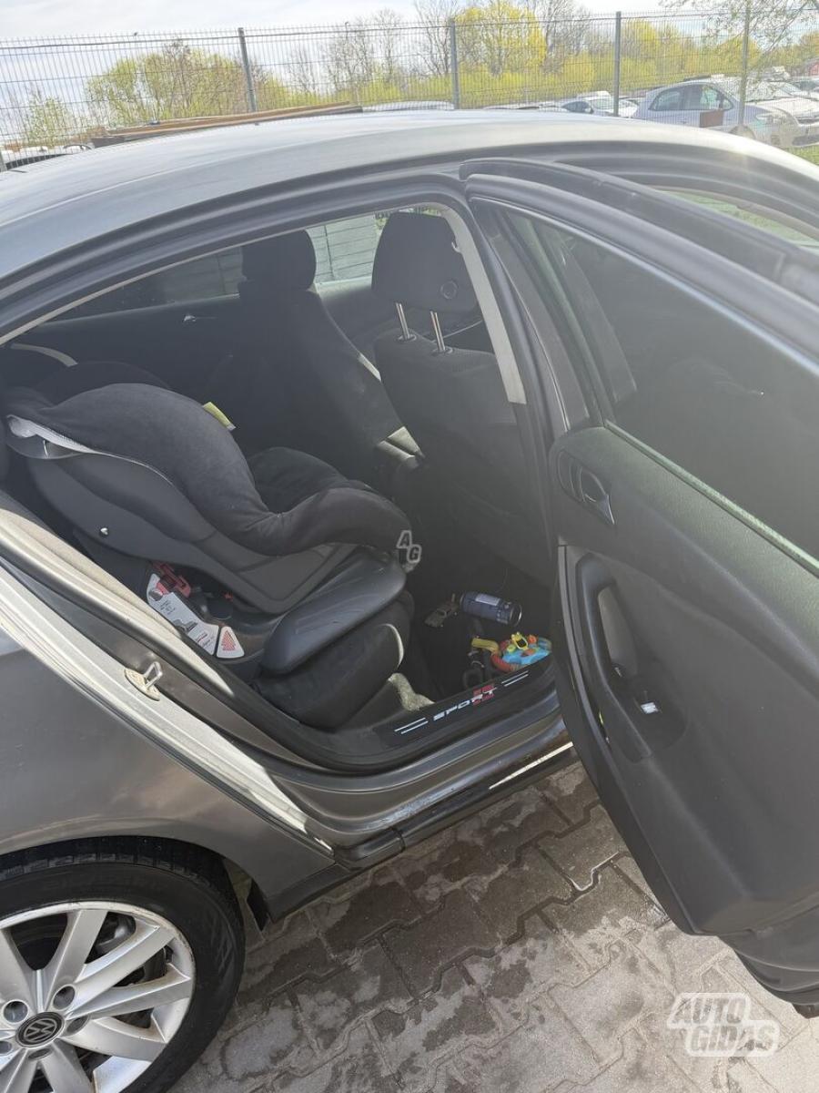 Grey Volkswagen Passat 2006 in Kaunas, with an engine capacity of 2.00 L and mileage of 414 thousand km for 1250 €, photo 3 on AUTOMOTO.COM.LV