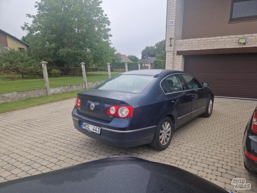 Pelēks Volkswagen Passat 2006 Panevēža, ar dzinēja tilpumu 1.90 L un nobraukumu 300 tūkst. km par 2000 €, foto 5 vietnē AUTOMOTO.COM.LV