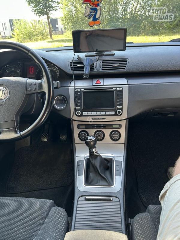 Pelēks Volkswagen Passat 2007 Klaipėda, ar dzinēja tilpumu 2.00 L un nobraukumu 387 tūkst. km par 1800 €, foto 5 vietnē AUTOMOTO.COM.LV