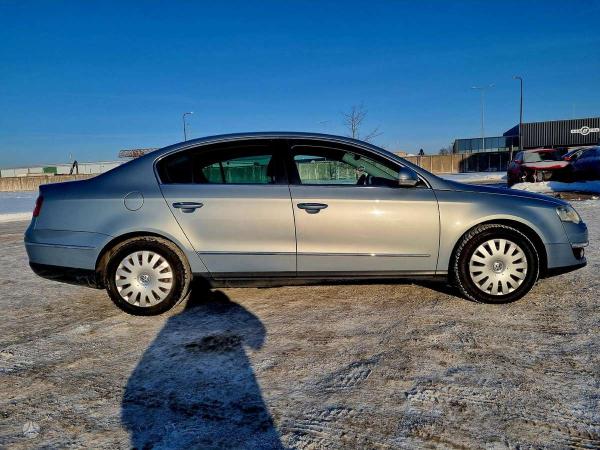 Grey Volkswagen Passat 2008 in Siauliai, with an engine capacity of 1.97 L and mileage of 290 thousand km for 3300 €, photo 3 on AUTOMOTO.COM.LV