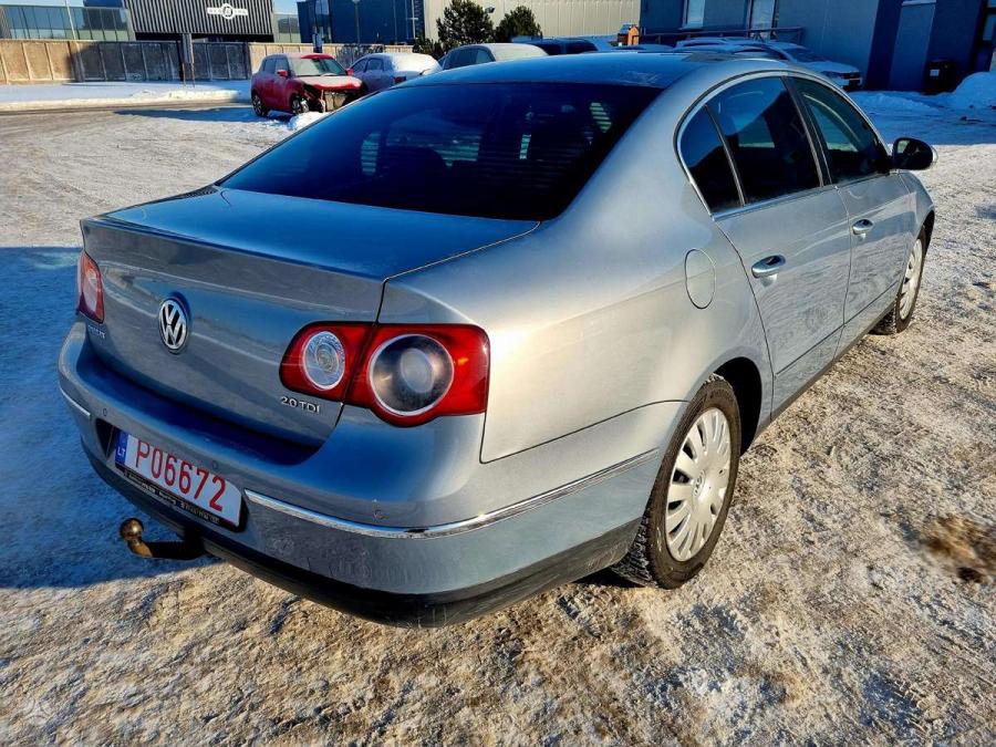 Grey Volkswagen Passat 2008 in Siauliai, with an engine capacity of 1.97 L and mileage of 290 thousand km for 3300 €, photo 5 on AUTOMOTO.COM.LV