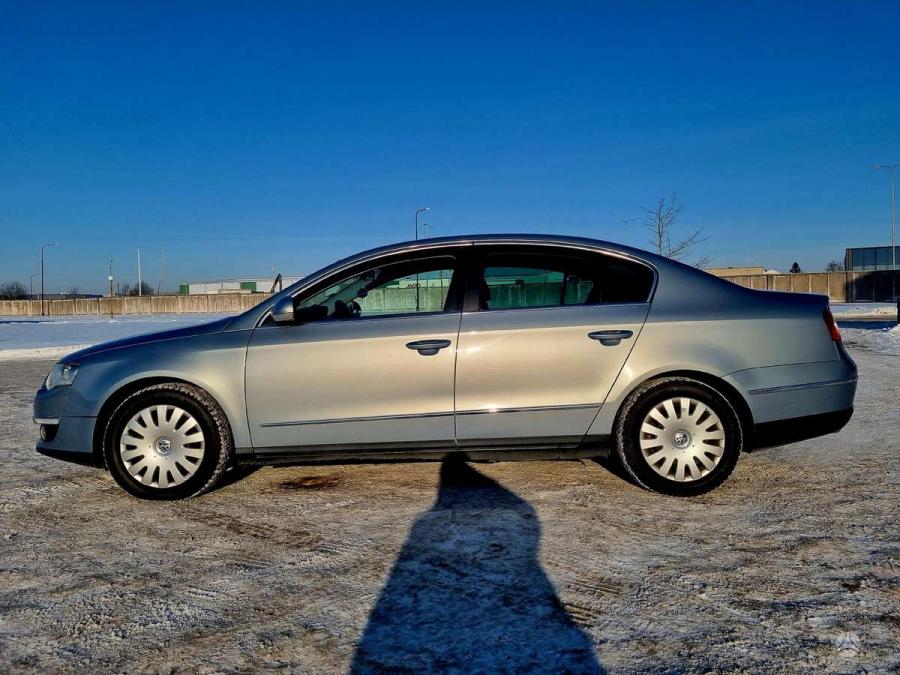 Grey Volkswagen Passat 2008 in Siauliai, with an engine capacity of 1.97 L and mileage of 290 thousand km for 3300 €, photo 9 on AUTOMOTO.COM.LV