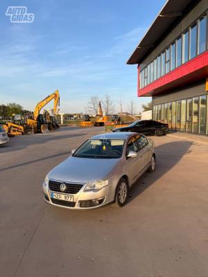 Grey Volkswagen Passat 2008 in Kaunas, with an engine capacity of 1.90 L and mileage of 420 thousand km for 999 €, photo  on AUTOMOTO.COM.LV