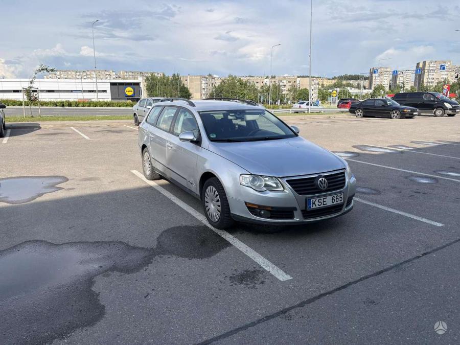 Pelēks Volkswagen Passat 2008 Viļņa, ar dzinēja tilpumu 1.90 L un nobraukumu 327 tūkst. km par 1000 €, foto 3 vietnē AUTOMOTO.COM.LV