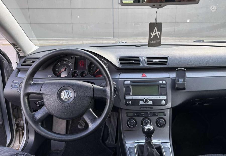 Pelēks Volkswagen Passat 2008 Viļņa, ar dzinēja tilpumu 1.90 L un nobraukumu 327 tūkst. km par 1000 €, foto 8 vietnē AUTOMOTO.COM.LV