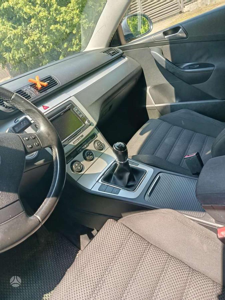 Grey Volkswagen Passat 2009 in Kaunas, with an engine capacity of 2.00 L and mileage of 283 thousand km for 1750 €, photo 9 on AUTOMOTO.COM.LV