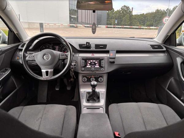 Grey Volkswagen Passat 2010 in Kaunas, with an engine capacity of 1.60 L and mileage of 251 thousand km for 2800 €, photo 3 on AUTOMOTO.COM.LV