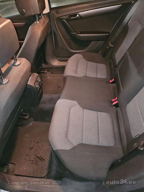 Grey Volkswagen Passat 2011 in Tallinn, with an engine capacity of 1.60 L and mileage of 327 thousand km for 5500 €, photo 11 on AUTOMOTO.COM.LV