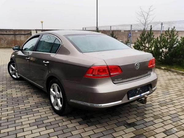 Grey Volkswagen Passat 2011 in Siauliai, with an engine capacity of 2.00 L and mileage of 265 thousand km for 5500 €, photo 9 on AUTOMOTO.COM.LV