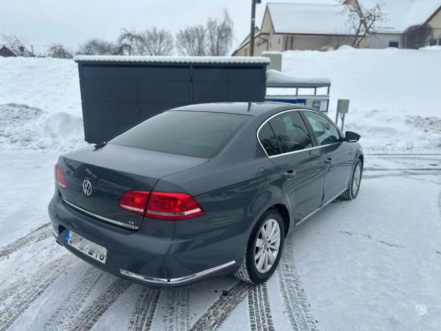 Pelēks Volkswagen Passat 2011 Viļņa, ar dzinēja tilpumu 1.39 L un nobraukumu 340 tūkst. km par 3500 €, foto 2 vietnē AUTOMOTO.COM.LV