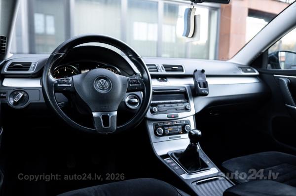 Grey Volkswagen Passat 2011 in Tallinn, with an engine capacity of 2.00 L and mileage of 332 thousand km for 5990 €, photo 4 on AUTOMOTO.COM.LV