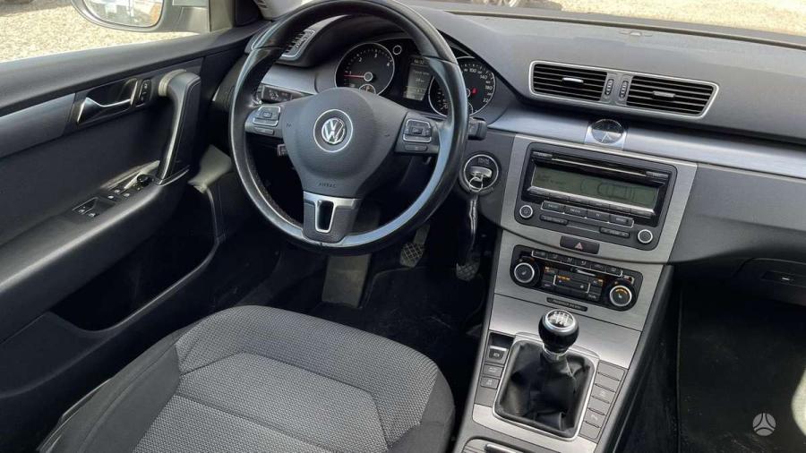 Pelēks Volkswagen Passat 2011 Marijampole, ar dzinēja tilpumu 1.97 L un nobraukumu 226 tūkst. km par 3490 €, foto 3 vietnē AUTOMOTO.COM.LV