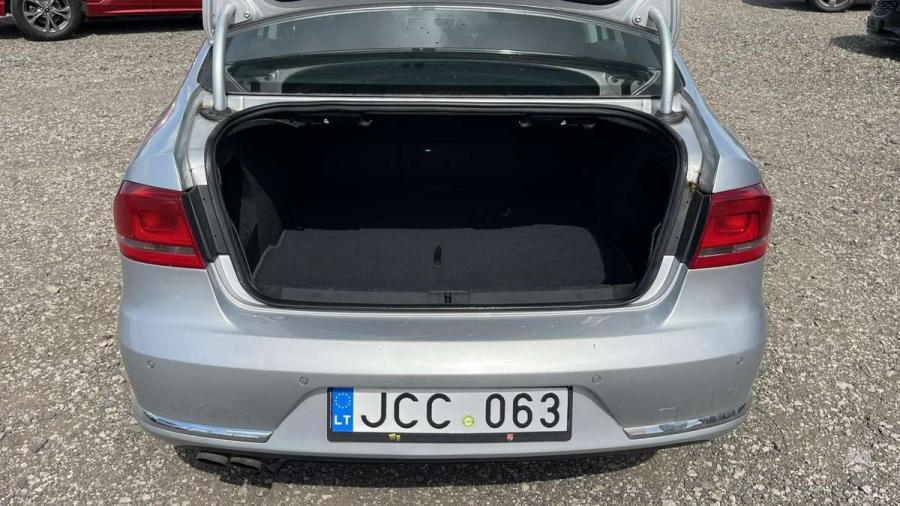 Pelēks Volkswagen Passat 2011 Marijampole, ar dzinēja tilpumu 1.97 L un nobraukumu 226 tūkst. km par 3490 €, foto 14 vietnē AUTOMOTO.COM.LV