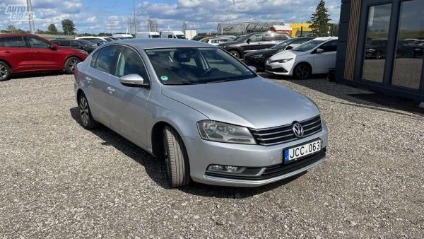 Grey Volkswagen Passat 2011 in Marijampole, with an engine capacity of 2.00 L and mileage of 226 thousand km for 3490 €, photo 3 on AUTOMOTO.COM.LV