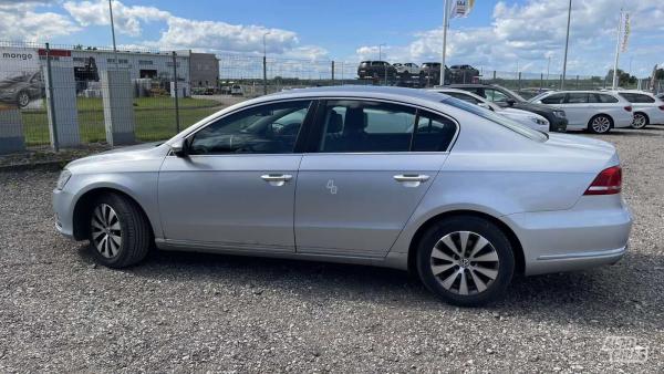 Grey Volkswagen Passat 2011 in Marijampole, with an engine capacity of 2.00 L and mileage of 226 thousand km for 3490 €, photo 9 on AUTOMOTO.COM.LV