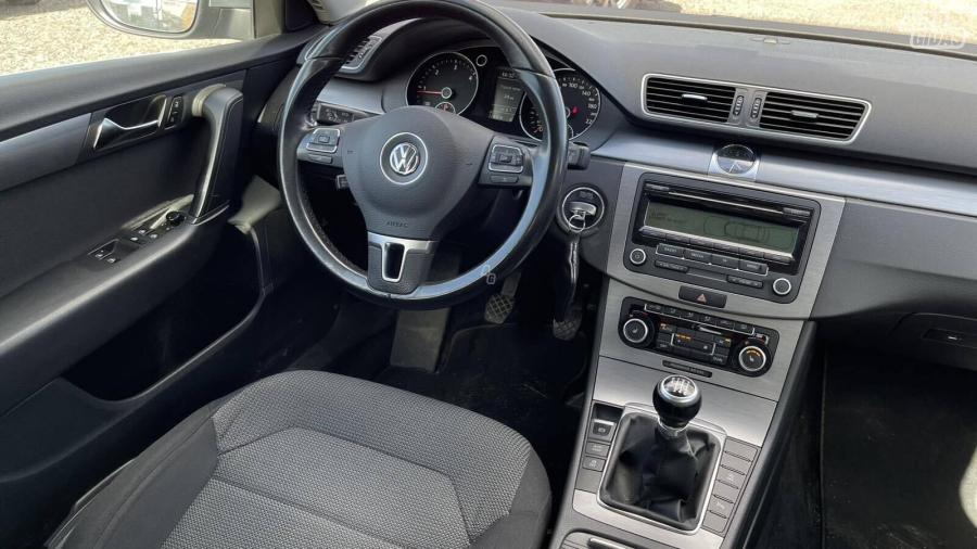 Pelēks Volkswagen Passat 2011 Marijampole, ar dzinēja tilpumu 2.00 L un nobraukumu 226 tūkst. km par 3490 €, foto 16 vietnē AUTOMOTO.COM.LV