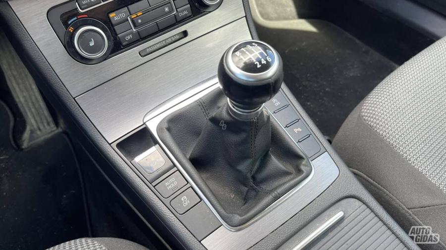 Pelēks Volkswagen Passat 2011 Marijampole, ar dzinēja tilpumu 2.00 L un nobraukumu 226 tūkst. km par 3490 €, foto 28 vietnē AUTOMOTO.COM.LV