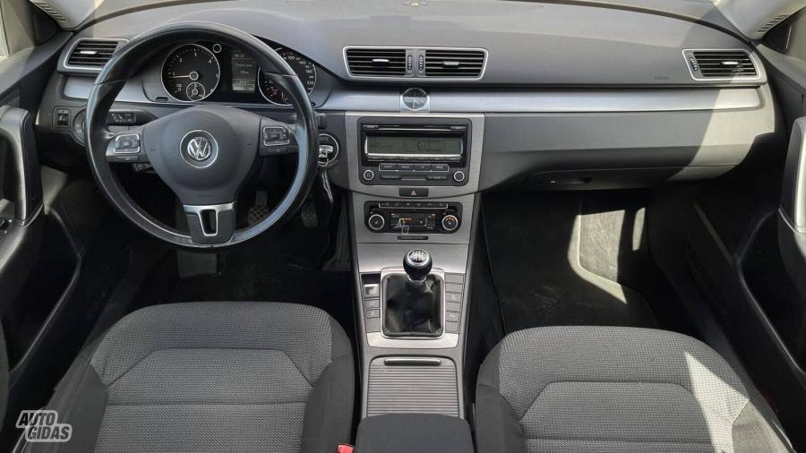 Pelēks Volkswagen Passat 2011 Marijampole, ar dzinēja tilpumu 2.00 L un nobraukumu 226 tūkst. km par 3490 €, foto 31 vietnē AUTOMOTO.COM.LV