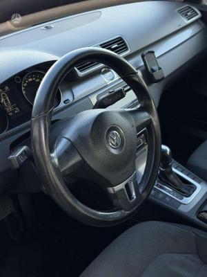 Grey Volkswagen Passat 2011 in Vilnius, with an engine capacity of 1.97 L and mileage of 260 thousand km for 4350 €, photo 9 on AUTOMOTO.COM.LV