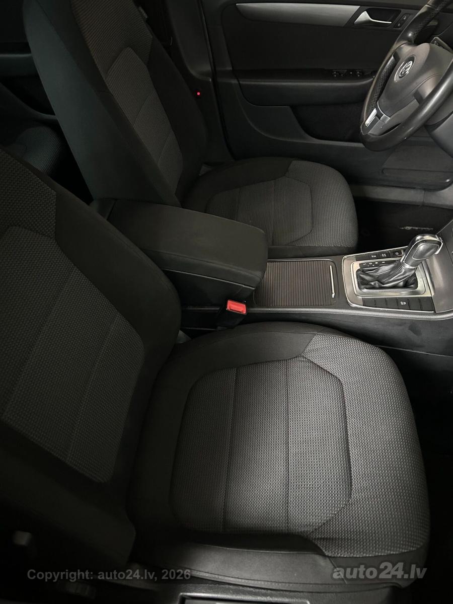 Grey Volkswagen Passat 2011 in Riga, with an engine capacity of 2.00 L and mileage of 284 thousand km for 3900 €, photo 9 on AUTOMOTO.COM.LV