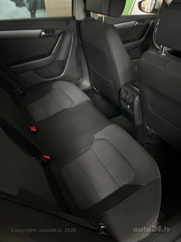 Grey Volkswagen Passat 2011 in Riga, with an engine capacity of 2.00 L and mileage of 284 thousand km for 3900 €, photo 10 on AUTOMOTO.COM.LV
