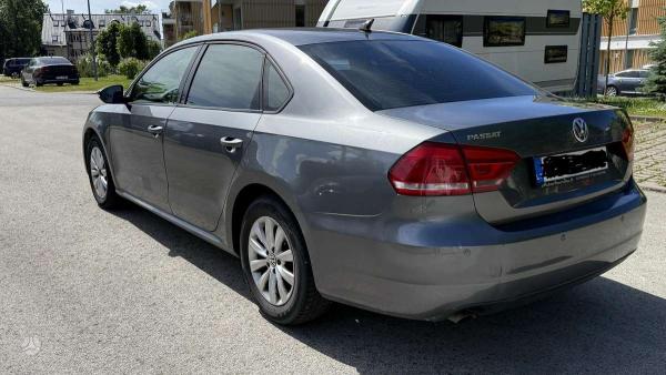 Grey Volkswagen Passat 2012 in Vilnius, with an engine capacity of 2.50 L and mileage of 179 thousand km for 3900 €, photo 3 on AUTOMOTO.COM.LV