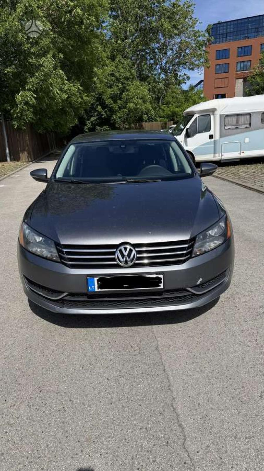 Grey Volkswagen Passat 2012 in Vilnius, with an engine capacity of 2.50 L and mileage of 179 thousand km for 3900 €, photo 9 on AUTOMOTO.COM.LV
