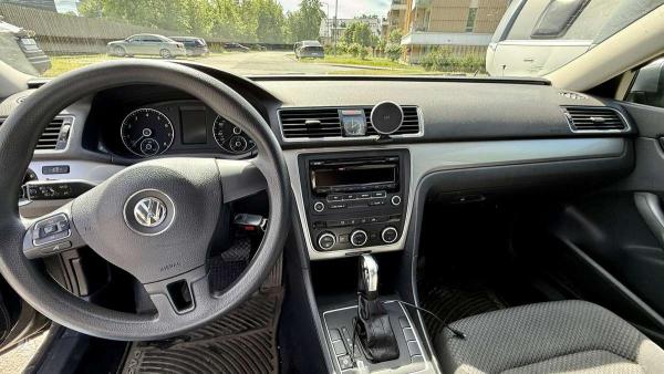 Grey Volkswagen Passat 2012 in Vilnius, with an engine capacity of 2.50 L and mileage of 179 thousand km for 3900 €, photo 10 on AUTOMOTO.COM.LV