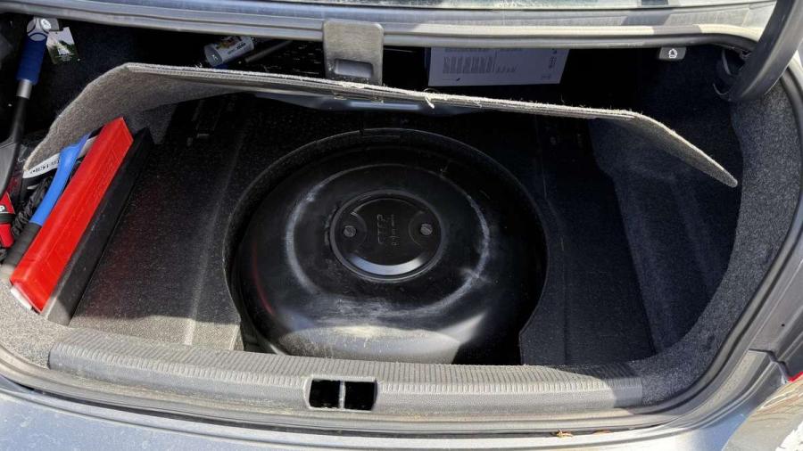 Grey Volkswagen Passat 2012 in Vilnius, with an engine capacity of 2.50 L and mileage of 179 thousand km for 3900 €, photo 14 on AUTOMOTO.COM.LV