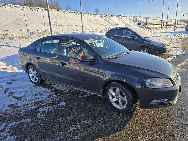 Grey Volkswagen Passat 2013 in Vilnius, with an engine capacity of 1.60 L and mileage of 295 thousand km for 4000 €, photo 3 on AUTOMOTO.COM.LV