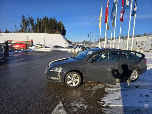 Grey Volkswagen Passat 2013 in Vilnius, with an engine capacity of 1.60 L and mileage of 295 thousand km for 4000 €, photo 6 on AUTOMOTO.COM.LV